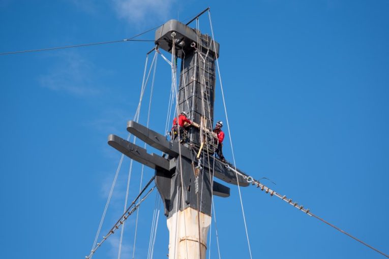 HMS Victory's remaining masts are coming down - Mechtraveller