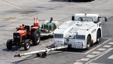 Eco-friendly aircraft tugs are taking charge - Mechtraveller